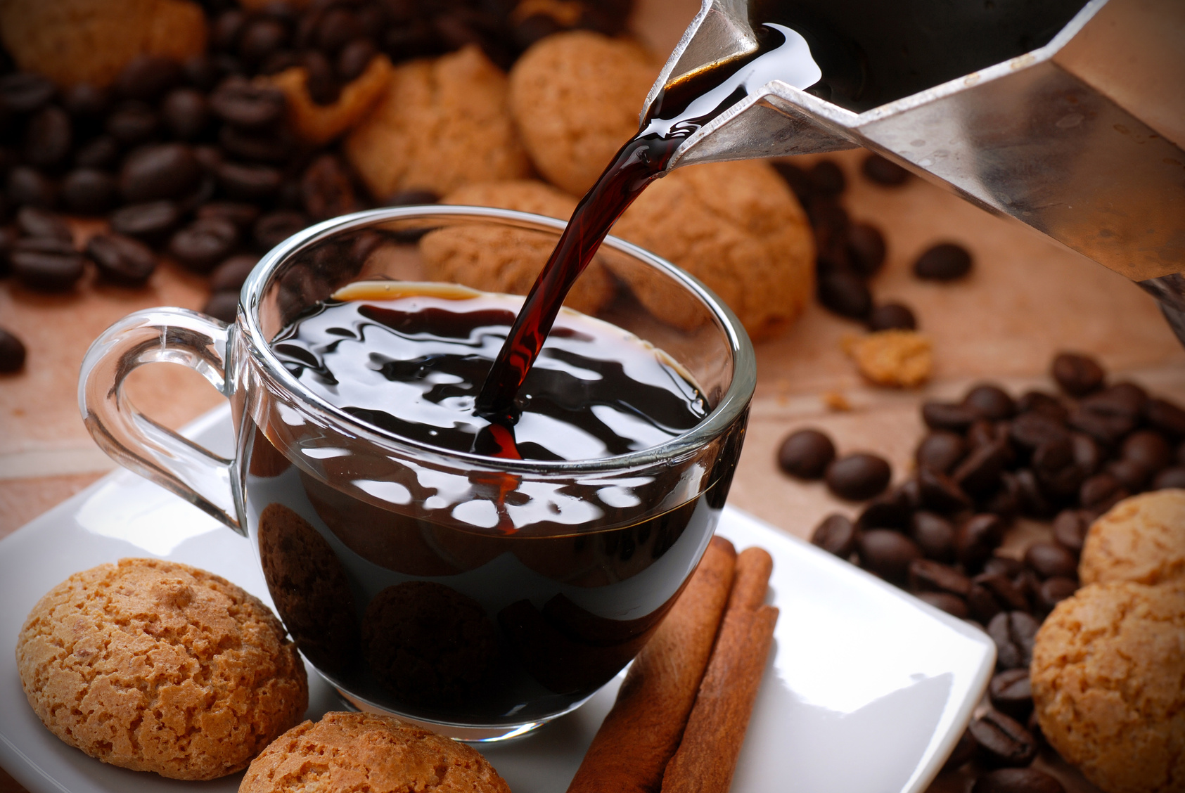 versare il caffè caldo nella tazzina di vetro - Medicatrix